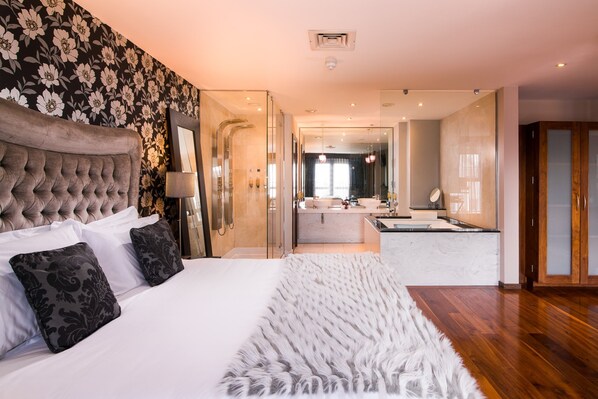 Suíte presidencial, 1 cama King, banheira de hidromassagem | Roupas de cama premium, frigobar, cofres nos quartos