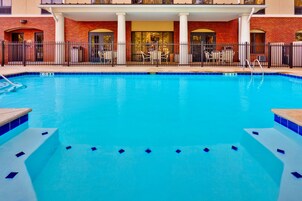 Piscina externa sazonal