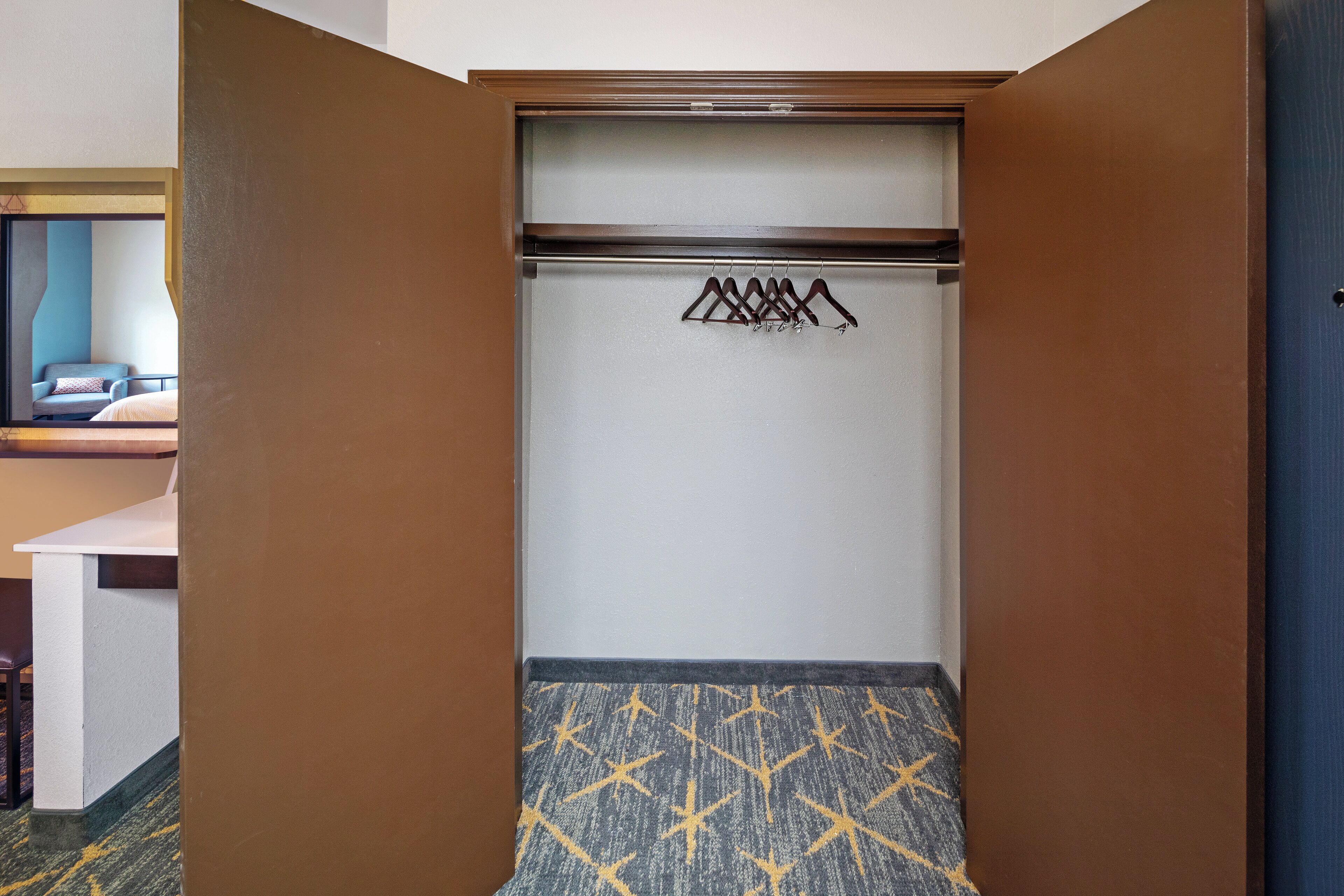 Quarto de hotel com uma cama, uma mesa e uma cadeira.