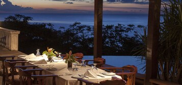 Jantares servidos, cozinha internacional, junto à piscina 