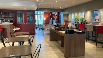 Café da manhã com buffet todos os dias (EUR 13.9 por pessoa)
