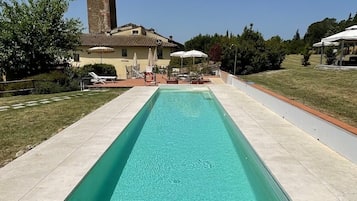 Piscina exterior sazonal, da(s) 10:00 à(s) 20:00, guarda-sóis