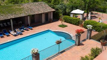 Quarto Triplo Superior, 1 quarto, não fumadores, vista para a piscina | Vista do quarto
