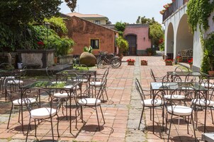 Pequeno-almoço tipo buffet diário (10 EUR por pessoa) 