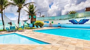 Piscina exterior, guarda-sóis, espreguiçadeiras