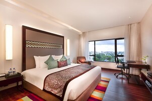 Frigobar, cofres nos quartos, escrivaninha