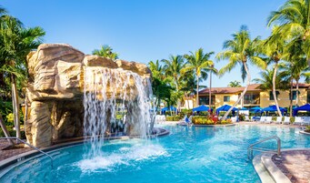 5 piscinas externas, barracas, guarda-sóis