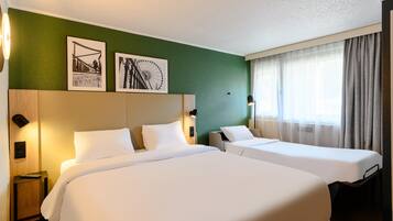 Quarto standard, 1 cama Queen e sofá-cama | Roupas de cama premium, escrivaninha, cortinas blackout