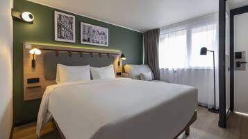 Quarto standard, 1 cama Queen e sofá-cama | Roupas de cama premium, escrivaninha, cortinas blackout