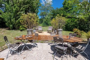 Pequenos-almoços, almoços, jantares servidos, com vista para o jardim 