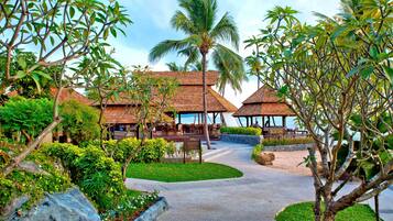 Pequenos-almoços, almoços, jantares servidos, com vista para a praia