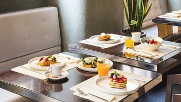 Pequeno-almoço tipo buffet diário (25 EUR por pessoa)