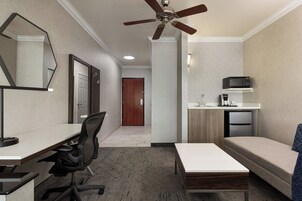 Roupas de cama premium, escrivaninha, cortinas blackout