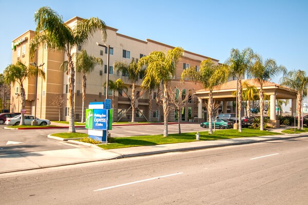 Holiday Inn Express And Suites Bakersfield Central By Ihg - Bakersfield, CA