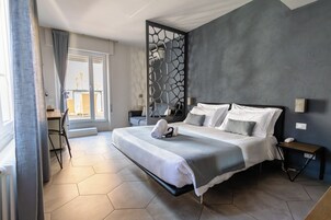 Design Suite, 1 Bedroom, Terrace, Garden Area | Edredões de penas, minibar, cofre no quarto, secretária