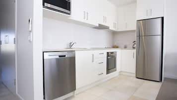 Apartamento, 2 quartos | Cozinha privada | Geladeira, cafeteira/chaleira, chaleira elétrica