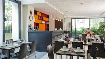 Pequeno-almoço tipo buffet diário (16 EUR por pessoa)