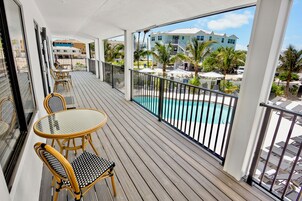 Pool View Terrace King Suite | Ferro/tábua de engomar, Wi-fi grátis, roupa de cama fornecida 