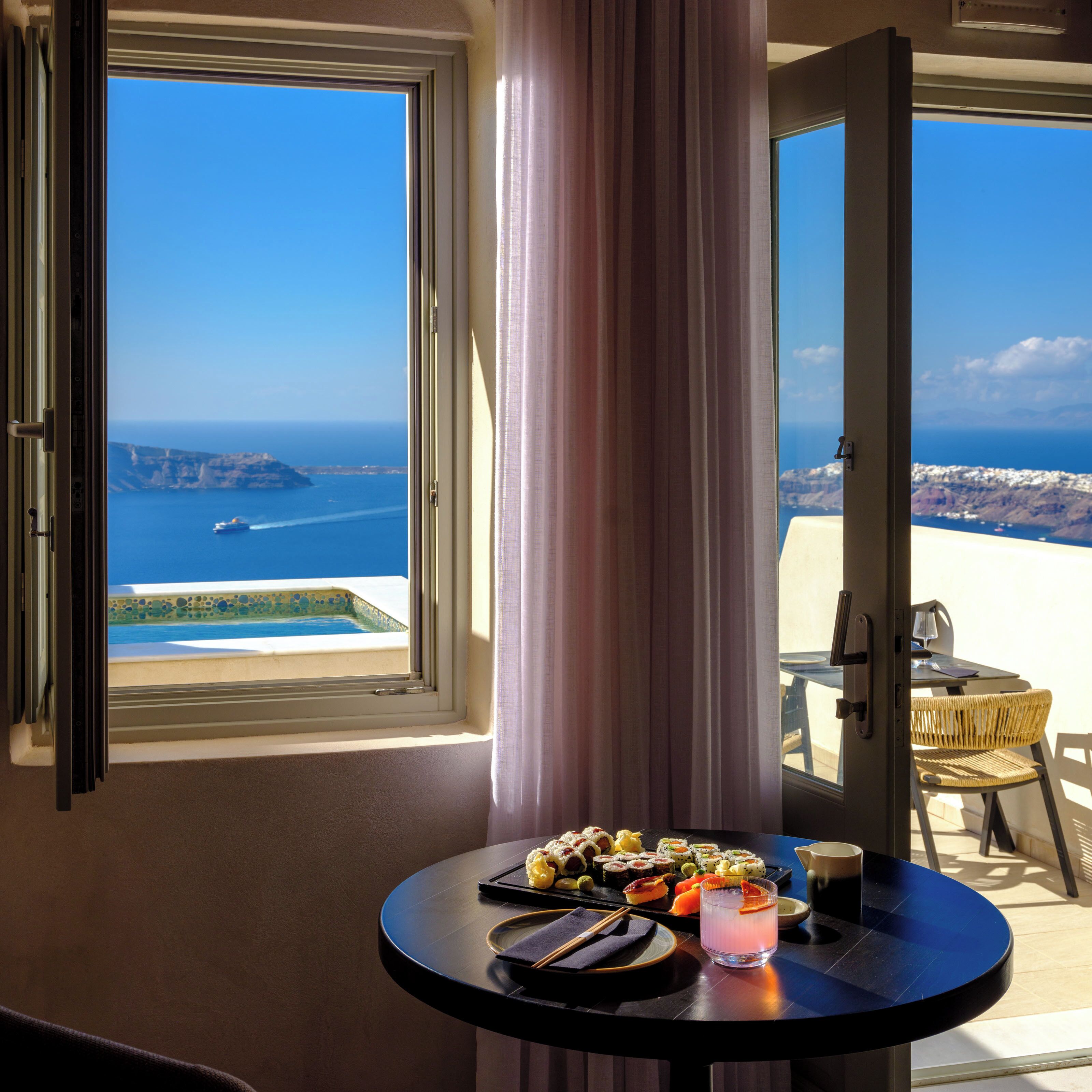 Suite, Jetted Tub, Caldera & Sea View (VIP) | Área de estar | TV LCD 32 polegadas com canais a cabo, TV