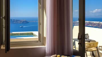Suite, Jetted Tub, Caldera & Sea View (VIP) | Área de estar | TV LCD 32 polegadas com canais a cabo, TV