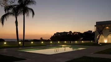 Piscina exterior sazonal, guarda-sóis, espreguiçadeiras