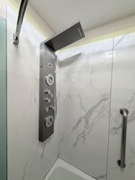 Uma banheira, artigos de higiene pessoal grátis, um secador de cabelo 