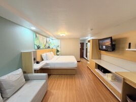 Com mobília individualizada, secretária 