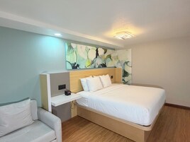 Com mobília individualizada, secretária 