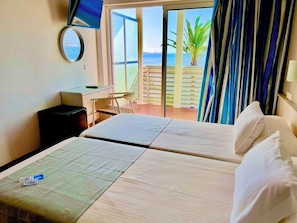 Cofre no quarto, secretária, ferro/tábua de engomar, camas desdobráveis