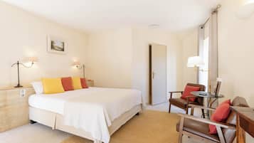 Quarto Duplo Superior | Minibar, cofre no quarto, quartos insonorizados, ferro/tábua de engomar