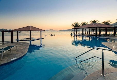 Piscina interna, piscina externa, guarda-sóis, espreguiçadeiras