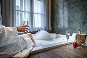 Suite Executiva (Jacuzzi) | Casa de banho | Um secador de cabelo, um bidé, toalhas fornecidas, sabão 