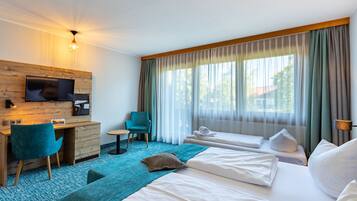 Quarto Duplo Familiar | Roupa hipoalergénica, cofre no quarto, secretária