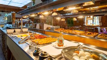 Pequeno-almoço tipo buffet diário (18 EUR por pessoa)