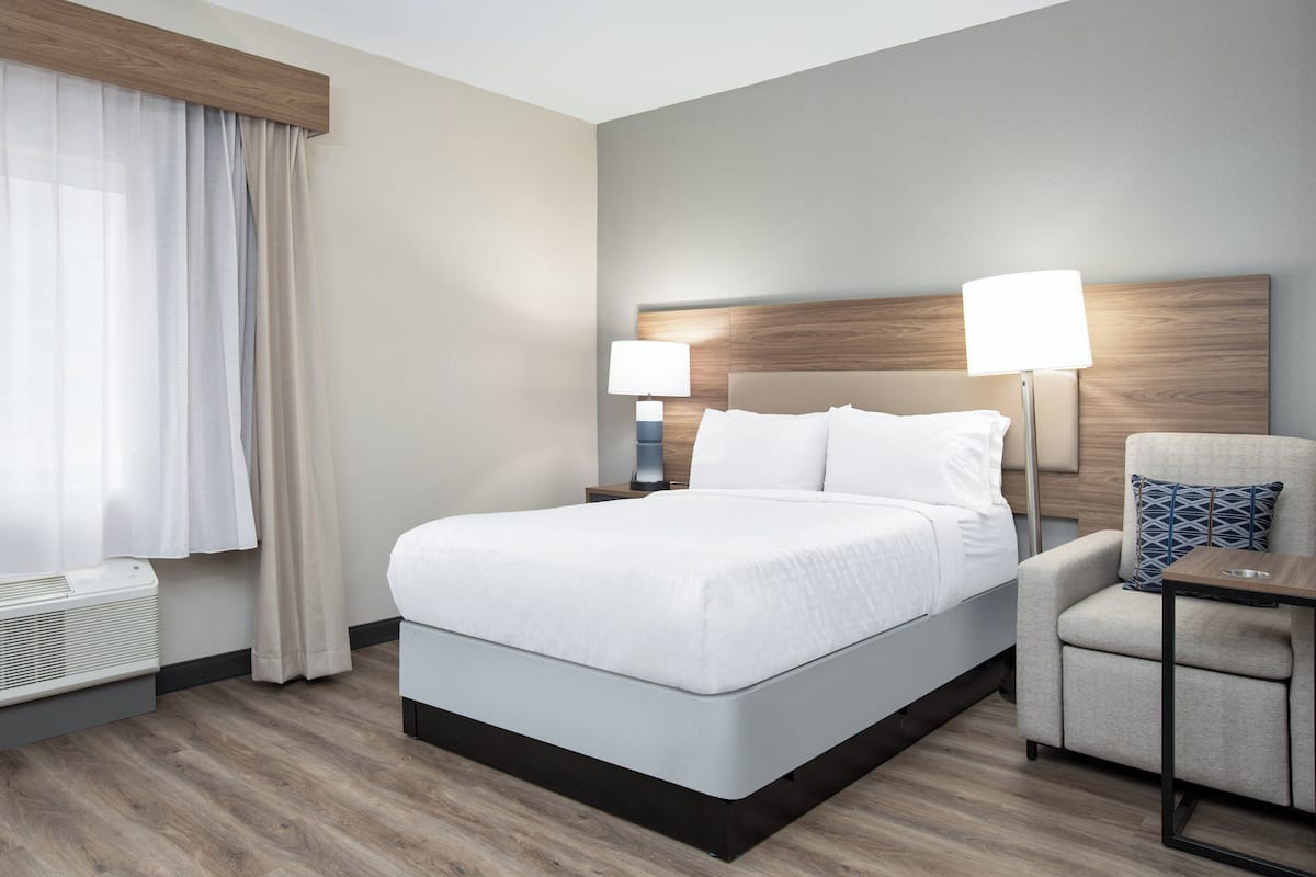 Suíte estúdio, 1 cama Queen, acessível para pessoas com deficiência física (Roll-In Shower) | Cofres nos quartos, escrivaninha, espaço de trabalho para notebook