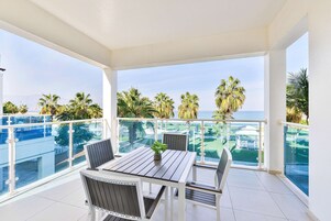 Roupas de cama premium, frigobar, cofres nos quartos, escrivaninha