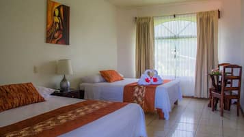 Quarto standard | Escrivaninha, cortinas blackout, Wi-Fi de cortesia, roupa de cama