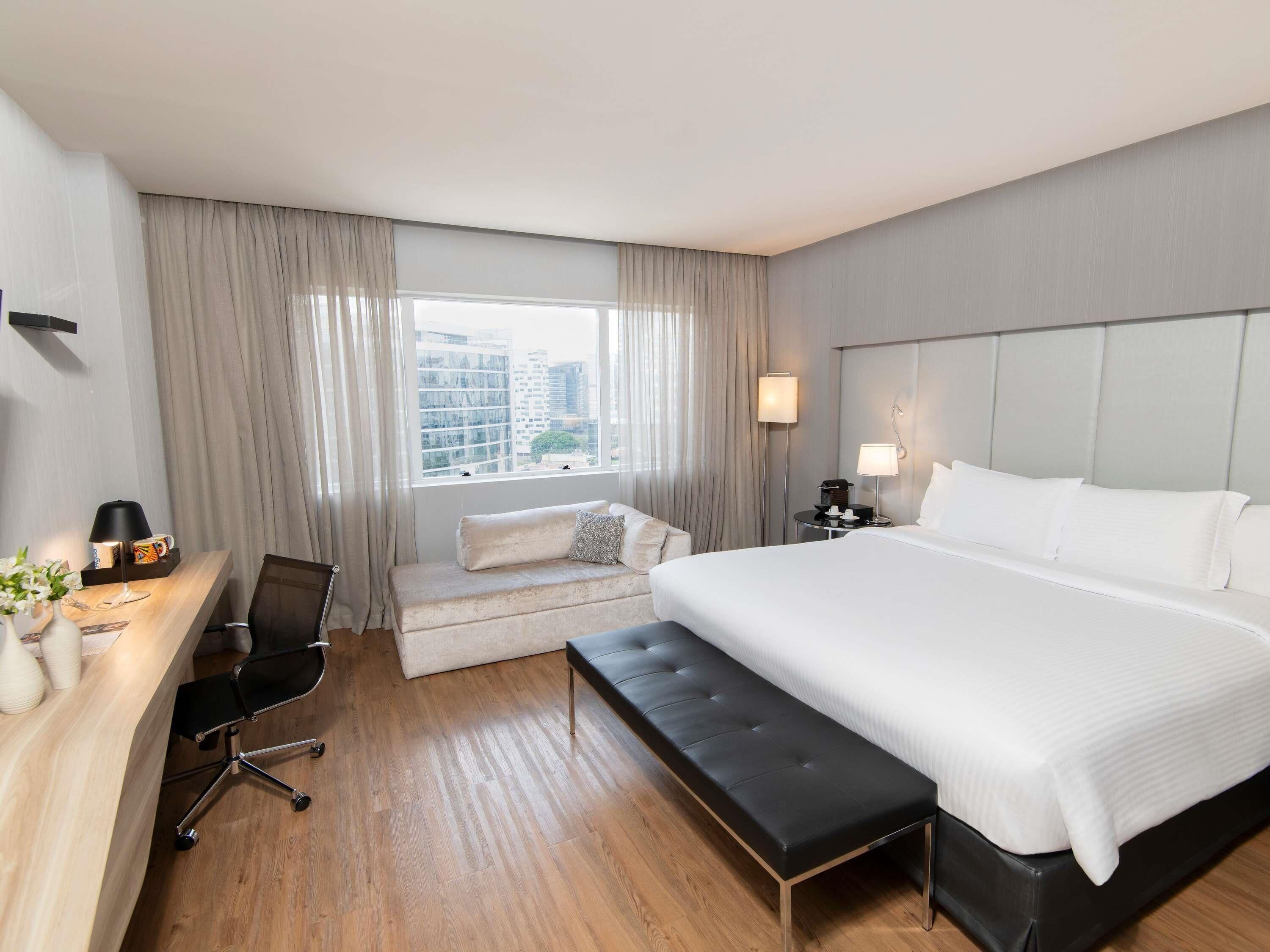 Quarto luxo, 1 cama King, banheira (Deluxe) | Frigobar, cofres nos quartos, escrivaninha, cortinas blackout