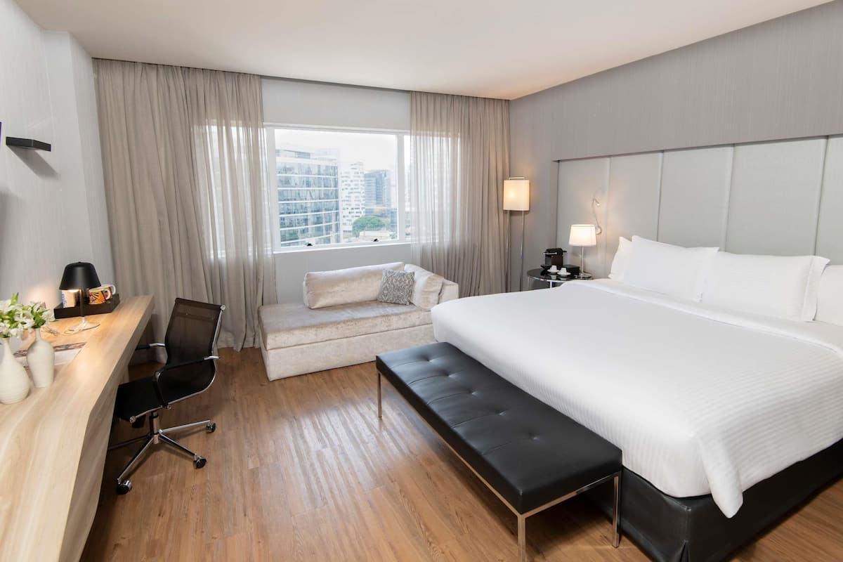 Quarto luxo, 1 cama King, banheira (Deluxe) | Frigobar, cofres nos quartos, escrivaninha, cortinas blackout