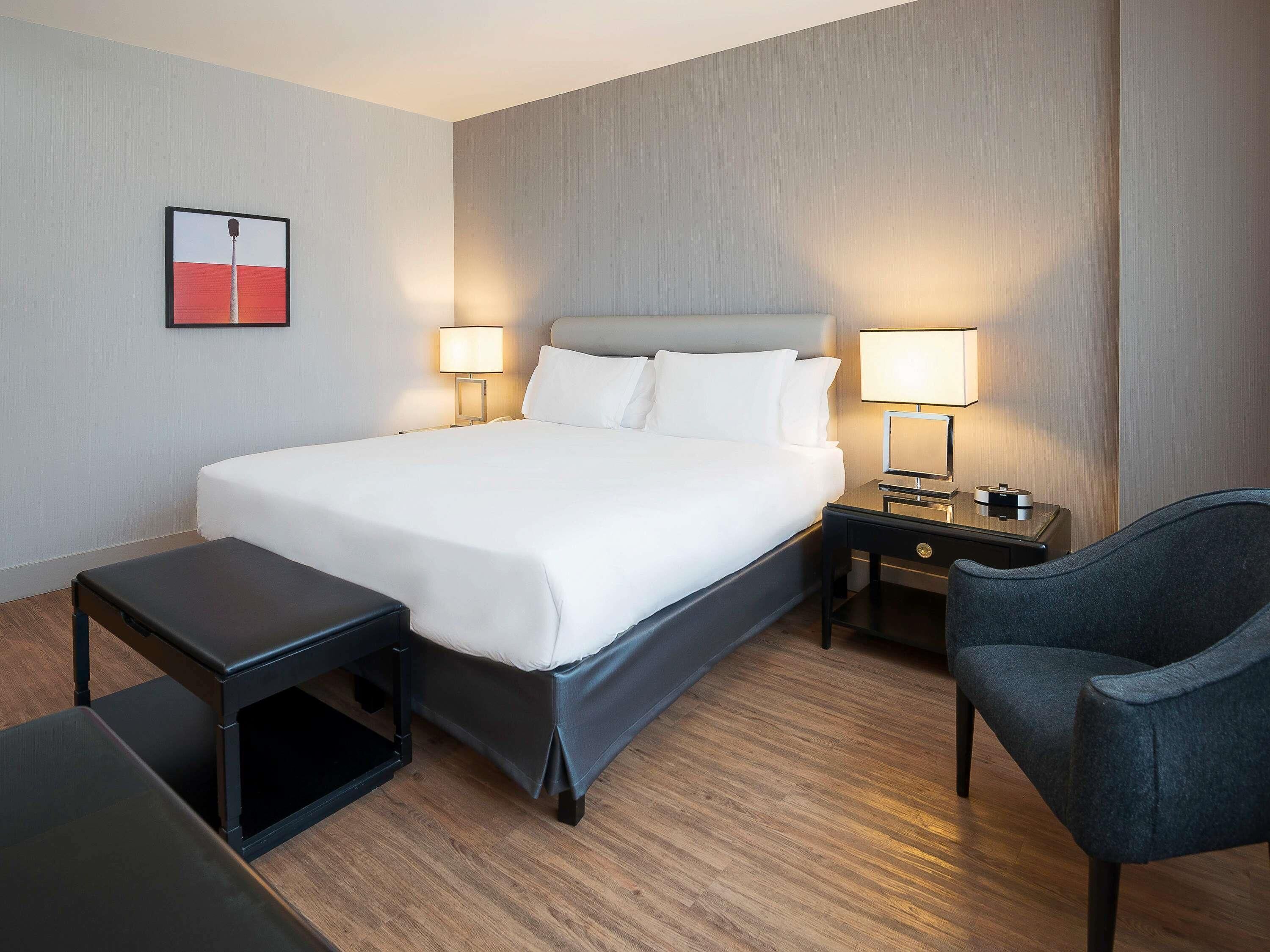 Quarto superior, 1 cama Queen, banheira | Frigobar, cofres nos quartos, escrivaninha, cortinas blackout