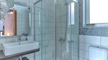 Bangalô exclusivo, piscina particular | Banheiro | Chuveiro, produtos de toalete grátis, secador de cabelo
