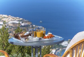 Café da manhã continental todos os dias (EUR 7 por pessoa) 