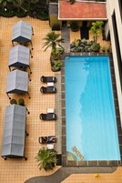 Piscina externa, espreguiçadeiras