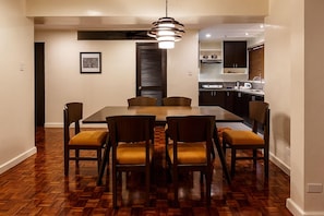 Quarto Premier, 2 quartos | Minibar, cofre no quarto, secretária, ferro/tábua de engomar 