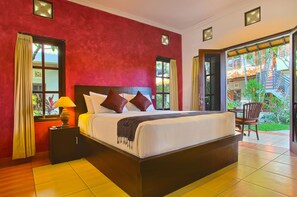 Quarto luxo, vista para o jardim | Cofres nos quartos, escrivaninha, cortinas blackout, berços grátis