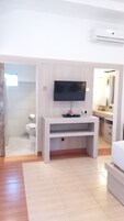 Quarto casal luxo, vista para a piscina | Comodidades do quarto
