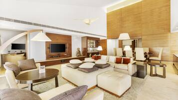 Suíte presidencial, 2 quartos | Sala de estar | TV LCD 42 polegadas com canais via satélite, TV, DVD player