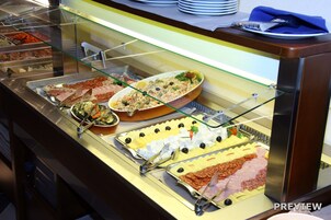 Café da manhã com buffet grátis todos os dias