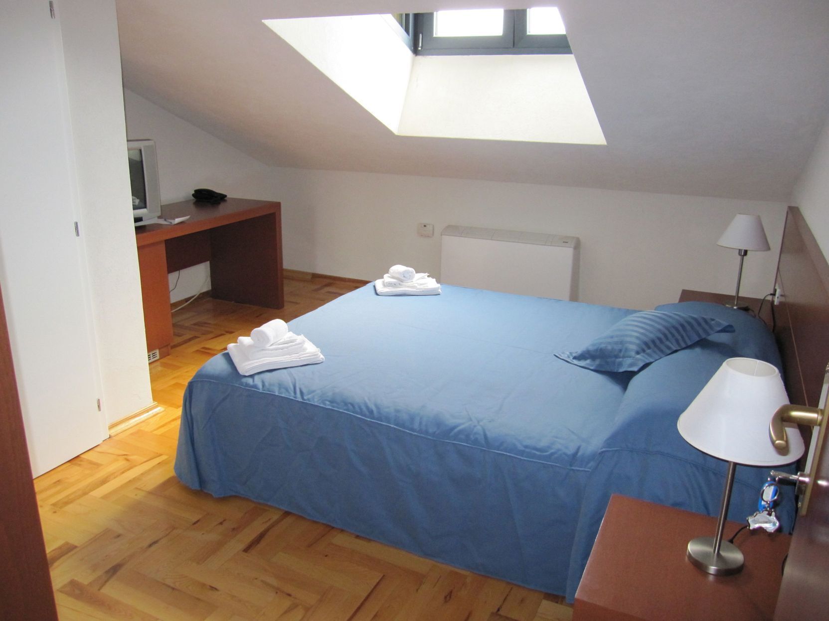 Frigobar, cofres nos quartos, escrivaninha, cortinas blackout