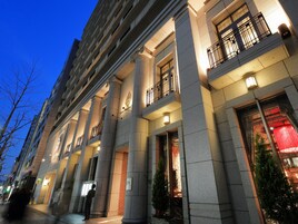 Fachada da propriedade à noite